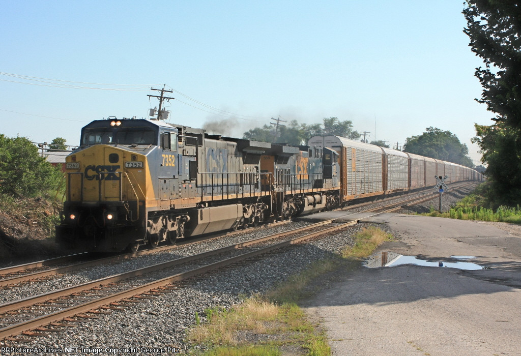 CSX 7352 and train Q217